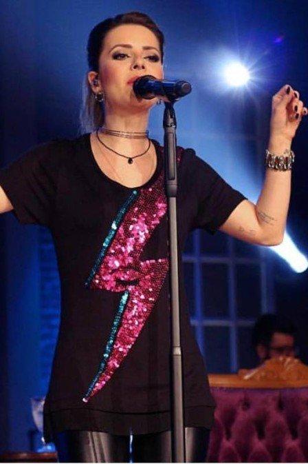Sandy aparece com duas novas tatuagens em show